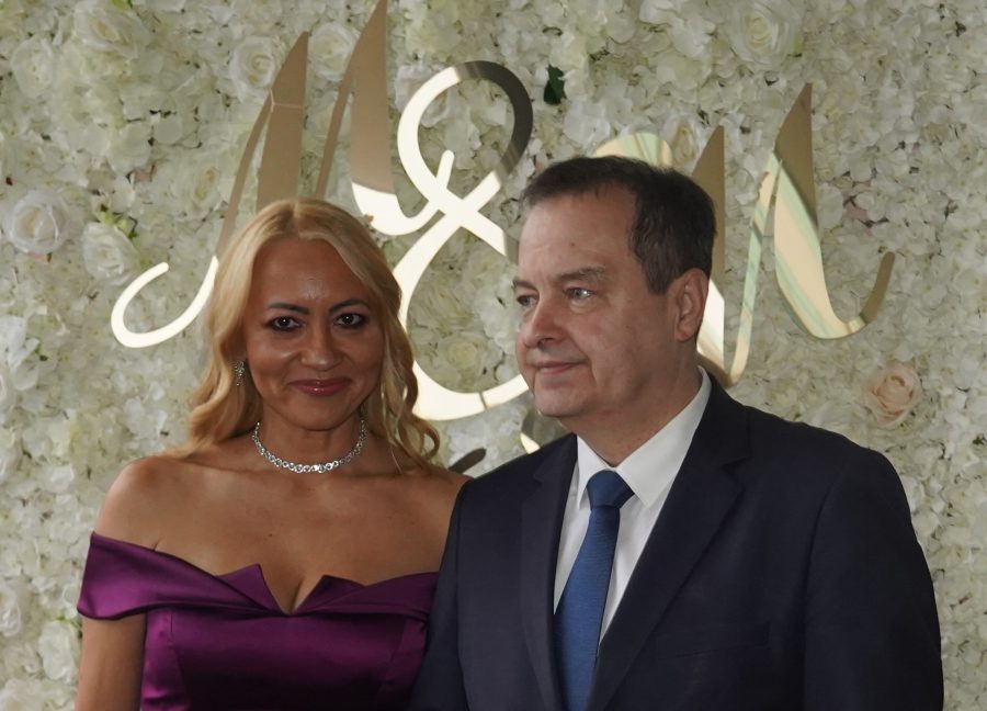 Žena Ivice Dačića u pripijenoj haljini privukla sve poglede na svadbi ...