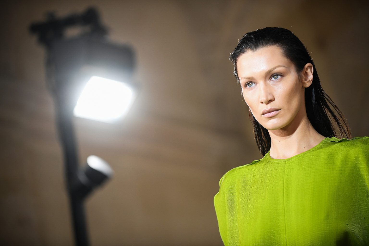 Sprej haljina Bele Hadid: Nanose je na njeno golo telo direktno na pisti