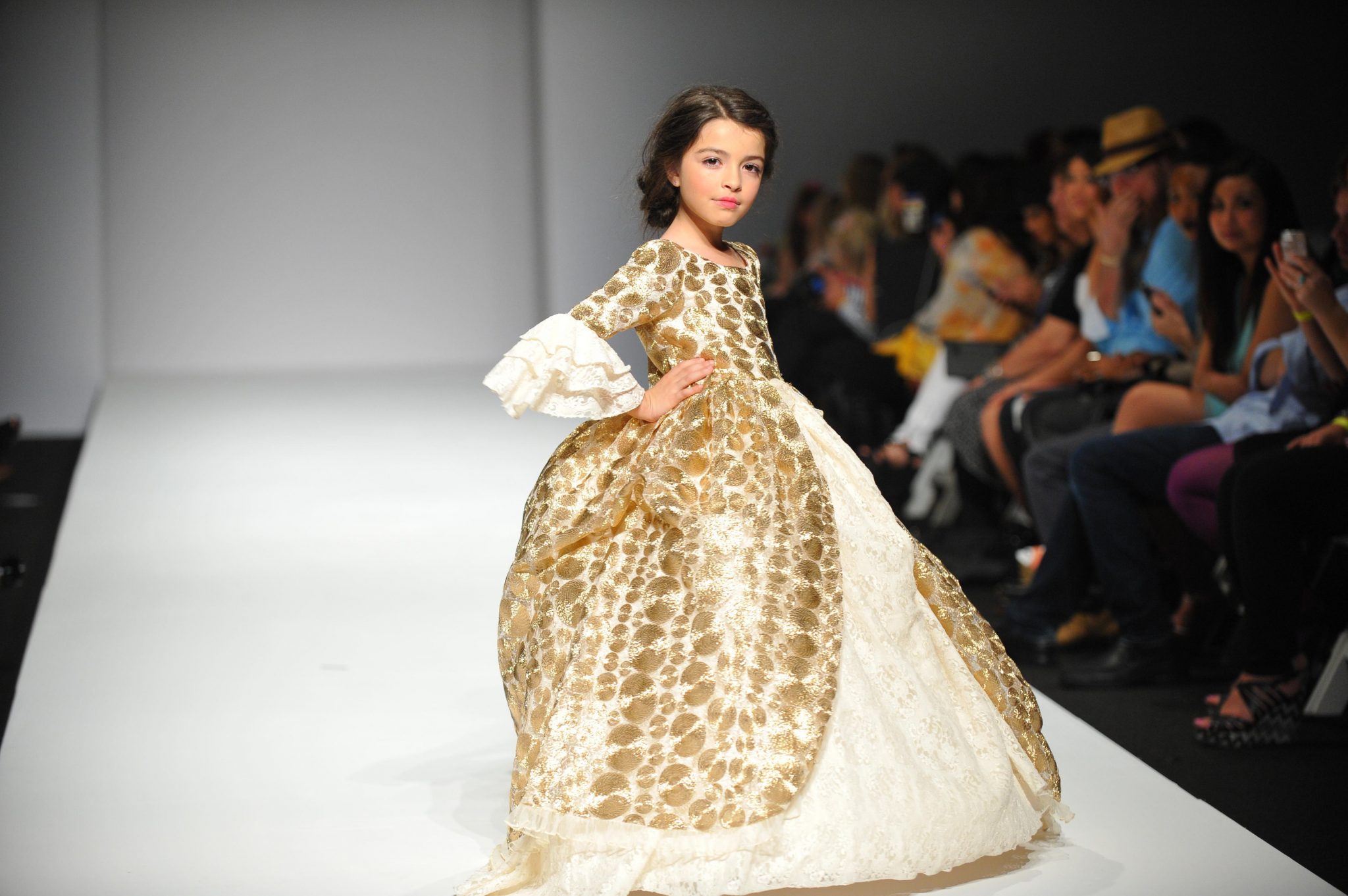 Deca manekeni - kako roditelji u Srbiji decenijama pristaju da budu ...