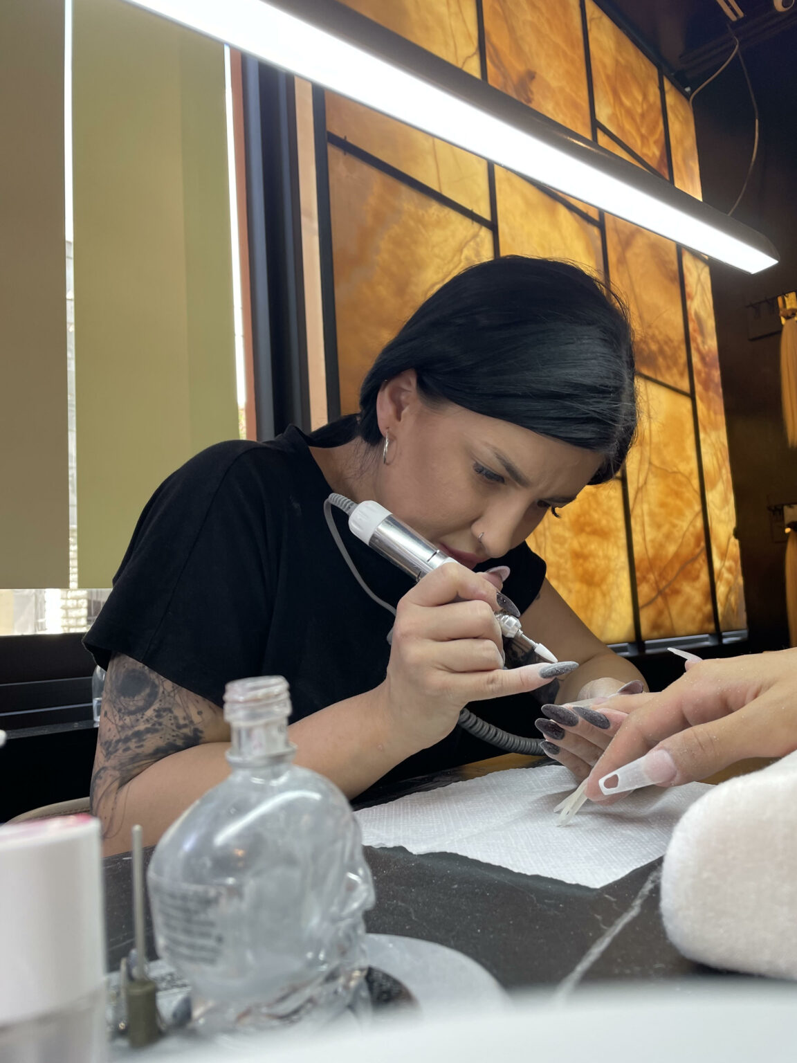 Ko je misteriozna Elvira, srpska umetnica za manikir koja radi nokte ...