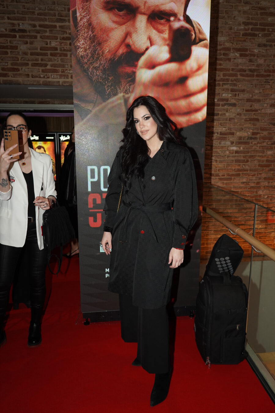 Crna Mamba Isidora Građanin: Glumica se pojavila na premijeri u ...