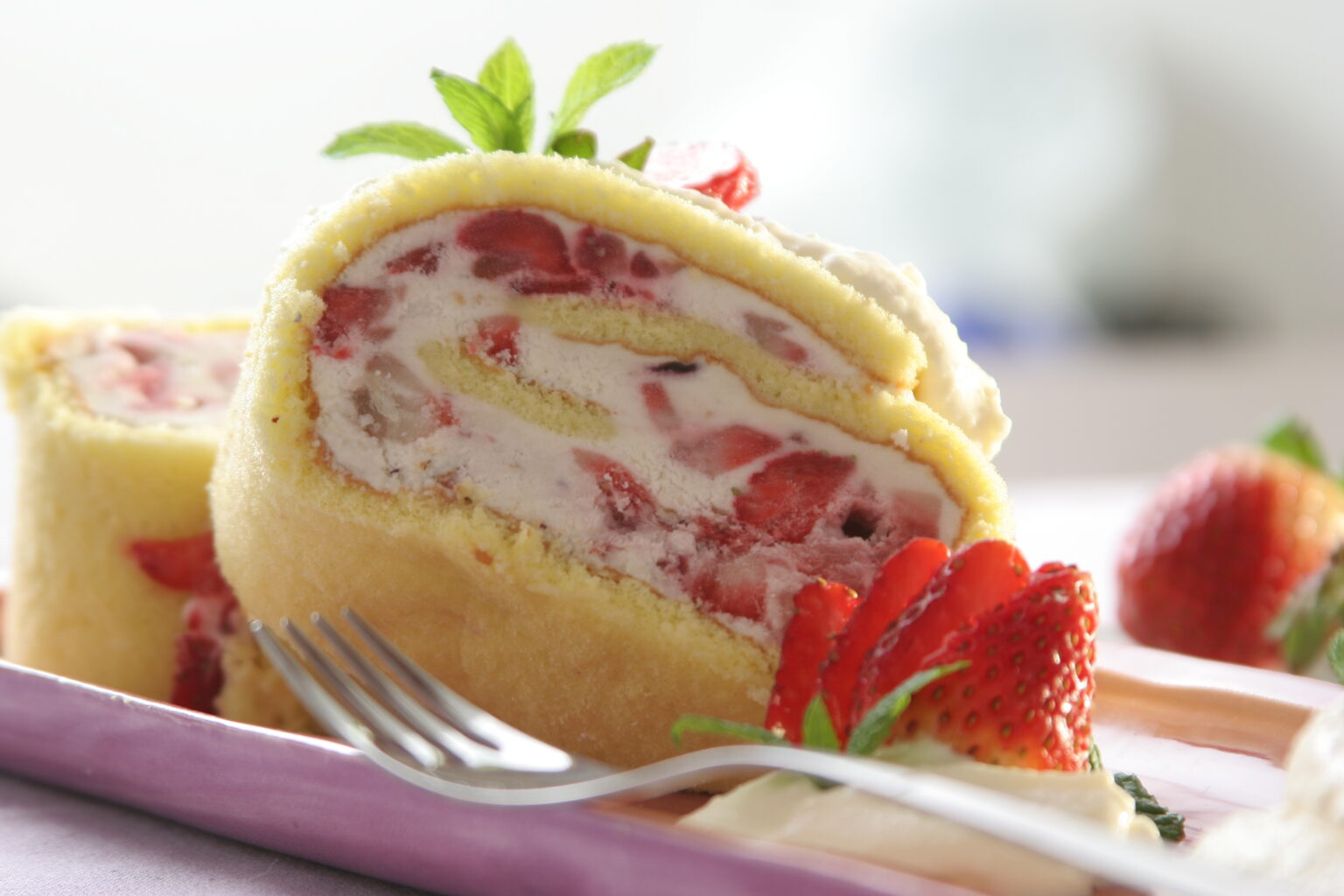 Najlakši recept za rolat s jagodama - toliko je ukusan da za sutra ne ... Najlakši recept za rolat s jagodama - toliko je ukusan da za sutra ne ...