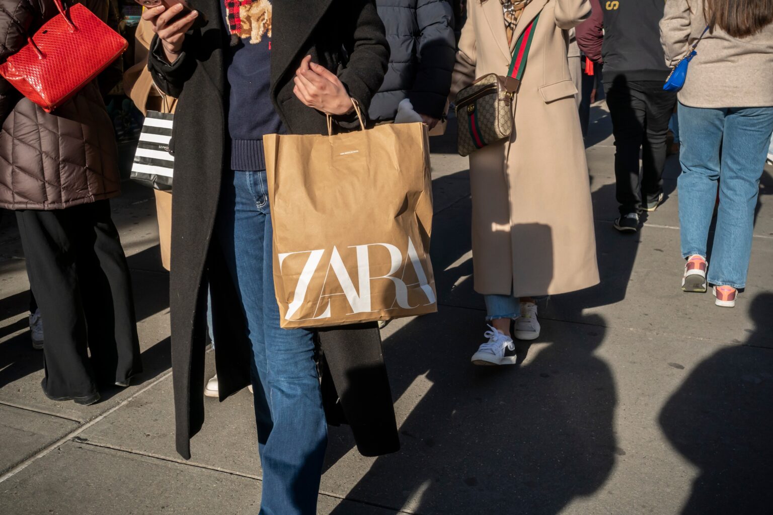 Crni petak ispred Zare: Red i gužve, evo šta kažu Srpkinje