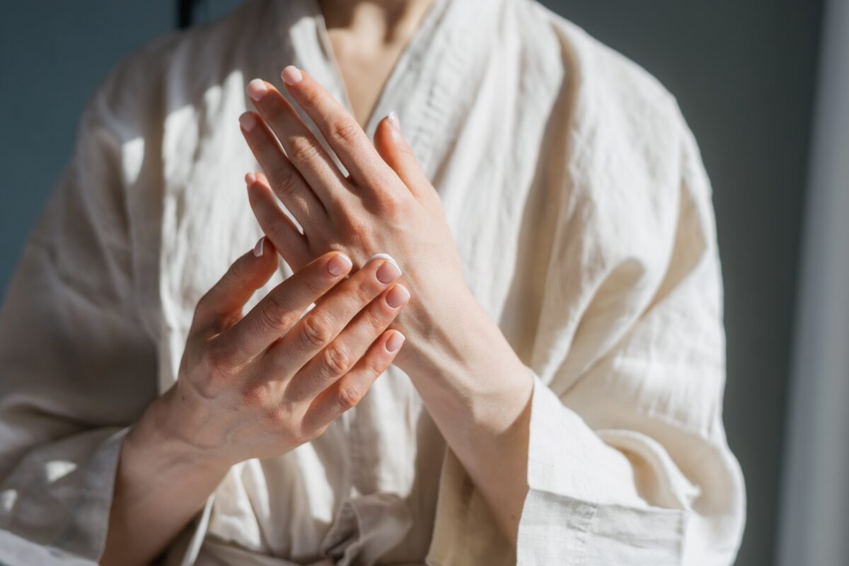 Trik sa serumom za lice za ispucale ruke