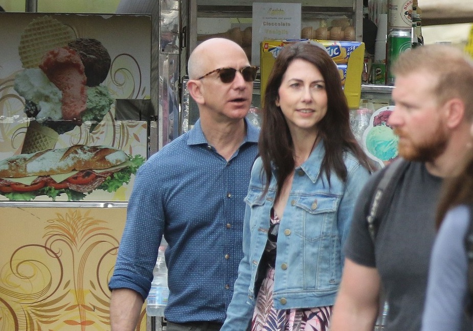 Mekenzi Skot posle razvoda sve pare od bivšeg dala u humanitarne svrhe