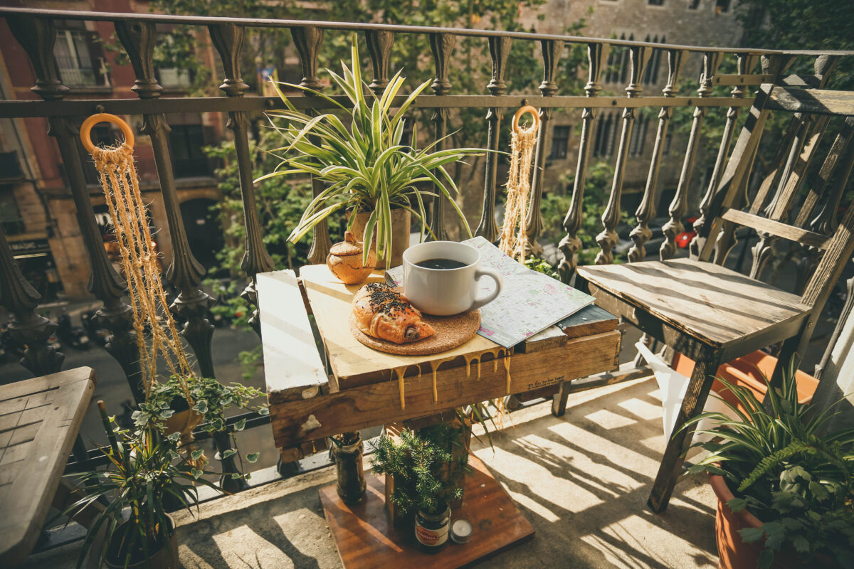 U ovom malom stanu kupatilo je usred sobe i izgleda odlično