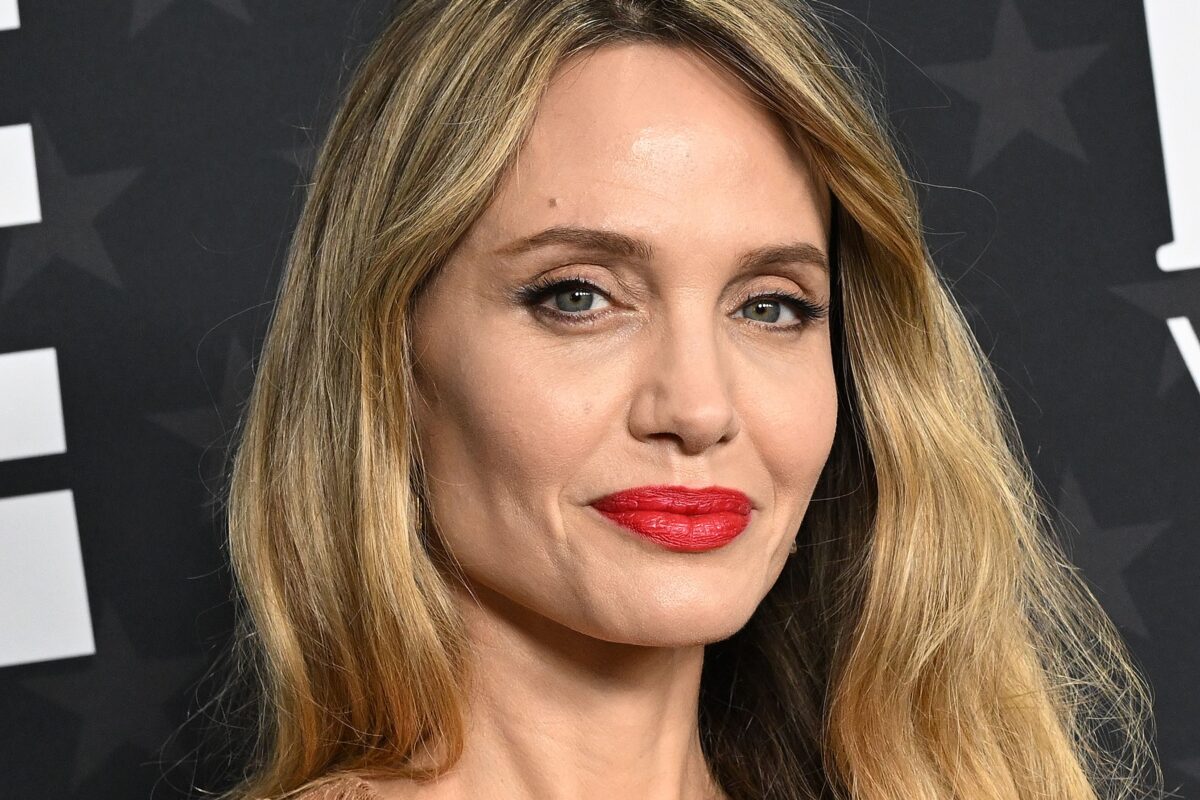 Anđelina Džoli nosi platinasto plavi bob i odlično joj stoji